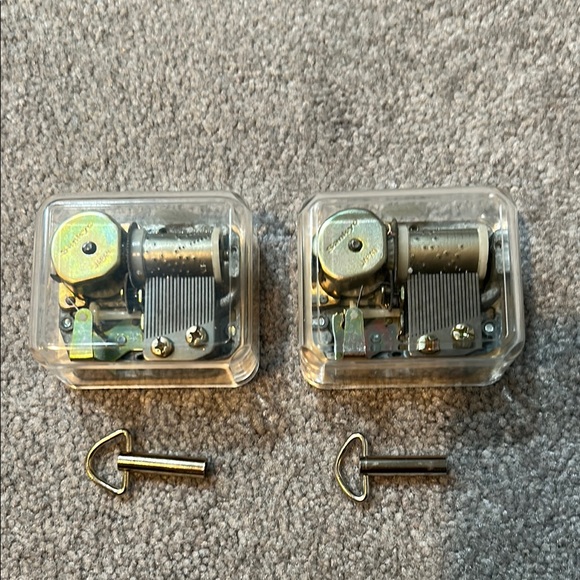 Sankyo | Cell Phones & Accessories | Set Of 2 Vintage Key Wound 8 Note ...